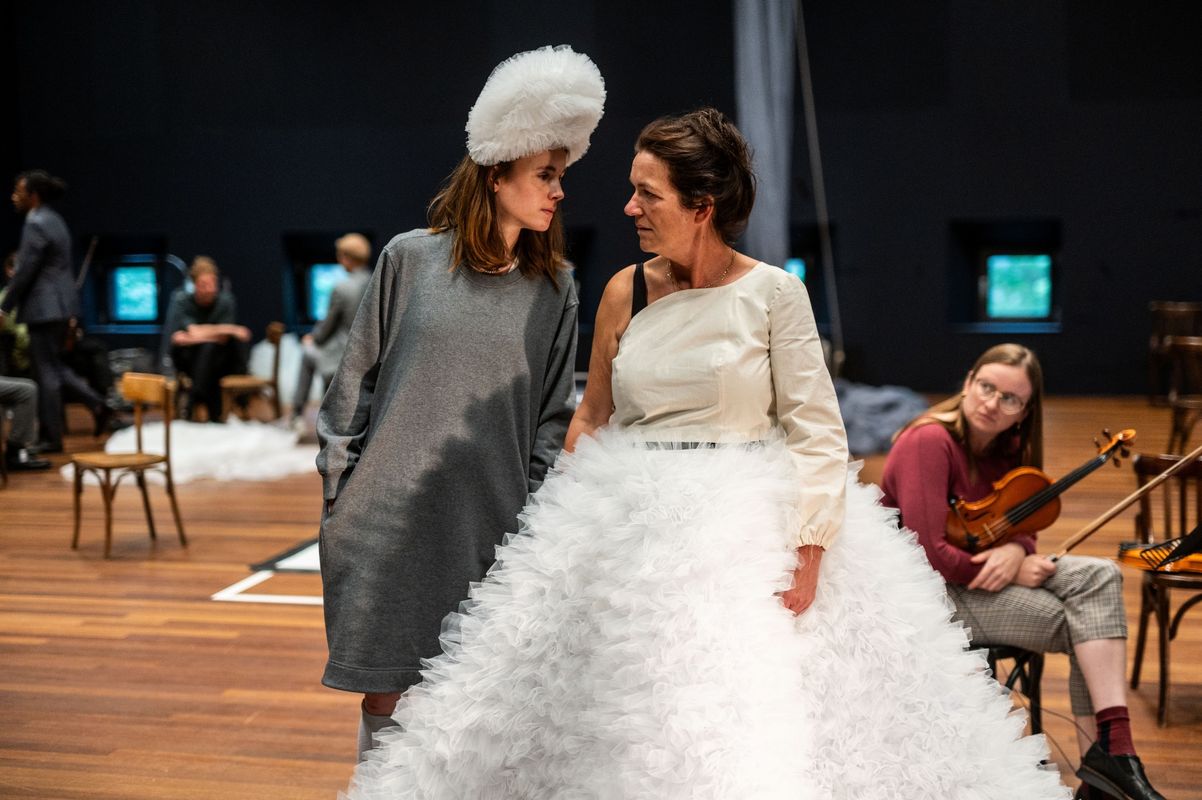 Phaedra in vlammen — Het Nationale Theater met Malou Gorter e.a ...